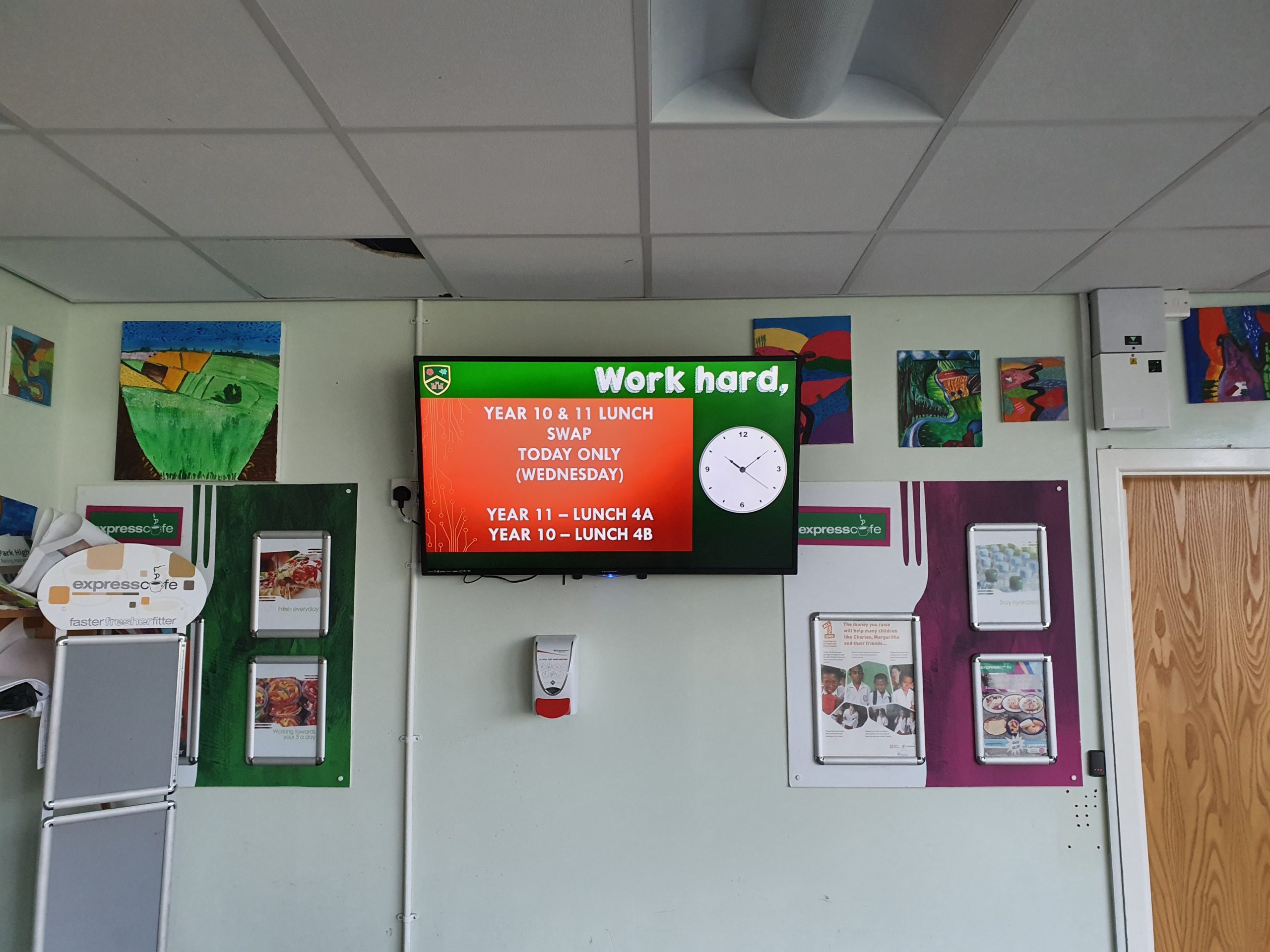 5 Benefits of Digital Signage in Schools | LamasaTech
